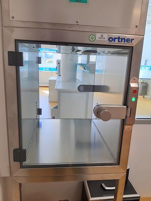 Material Transfer Hatch Active L: Ortner Group