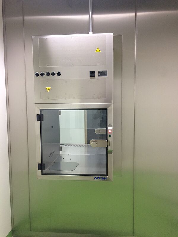 Material Transfer Hatch Active L: Ortner Group