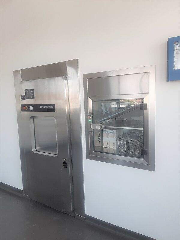 Material Transfer Hatch Active L: Ortner Group